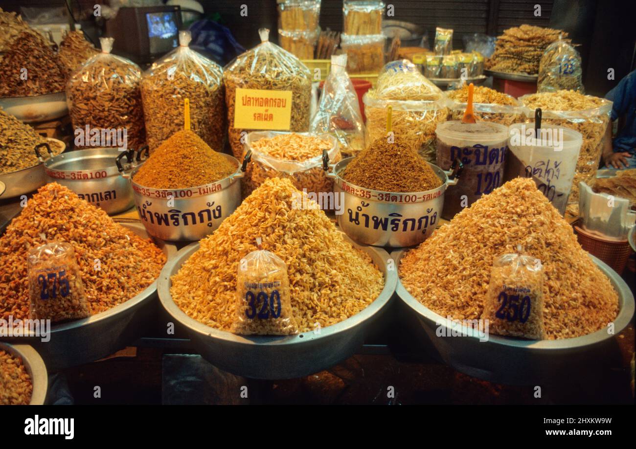 Un marché offrant des fruits de mer séchés - crevettes séchées de ...