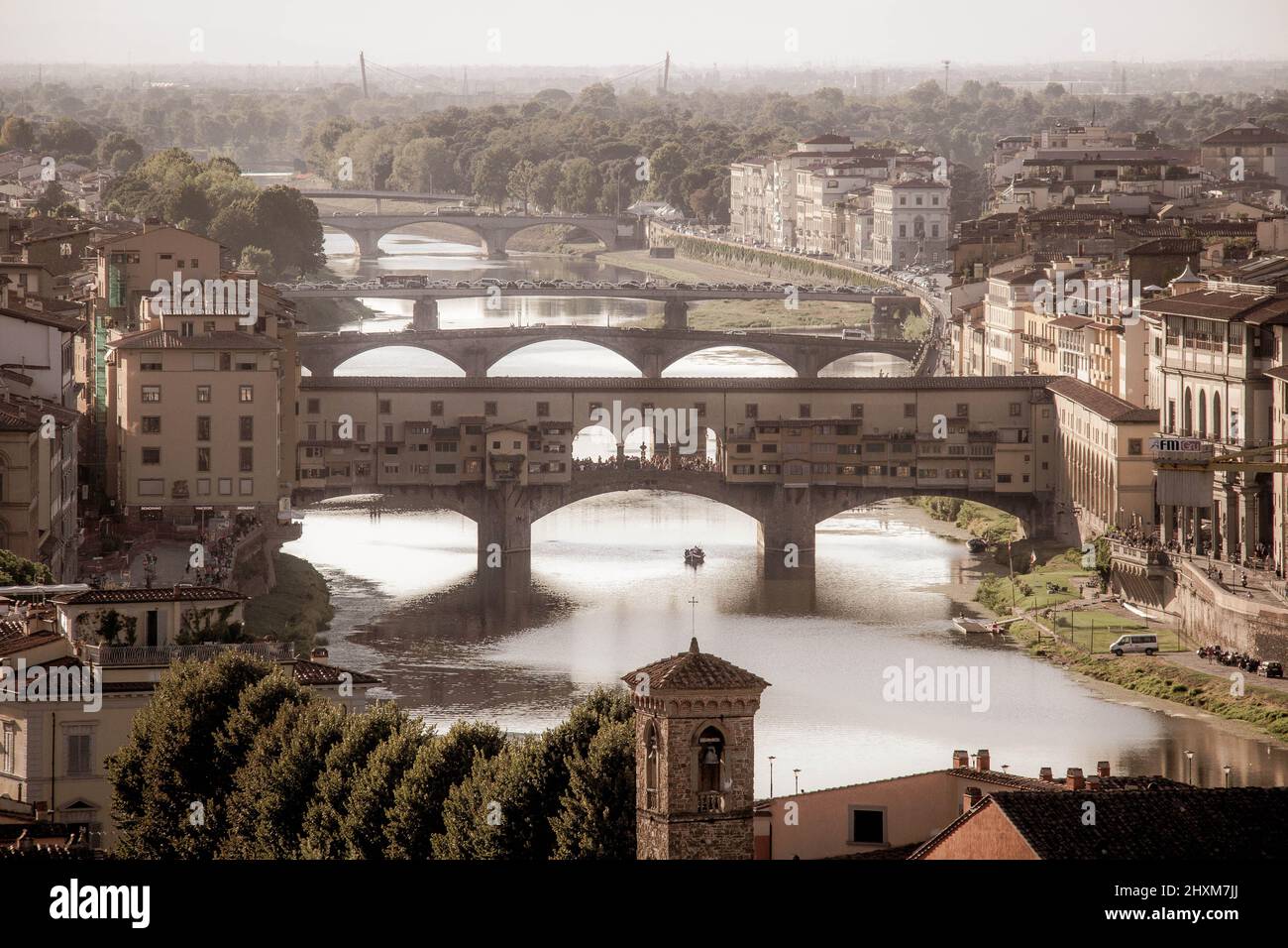 Le Ponte Vecchio est un pont d'arche segmentaire en pierre à éperon au ...