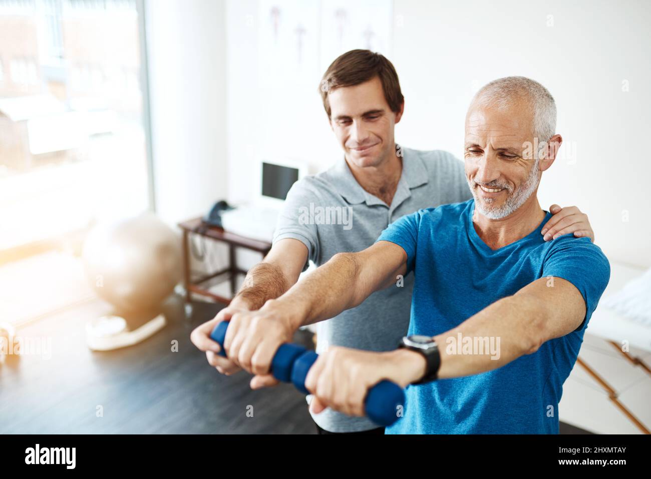 Quelques secondes de plus. Photo d'un jeune physiothérapeute masculin ...