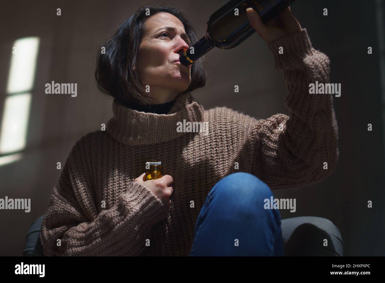 Drunk woman Banque de photographies et d’images à haute résolution - Alamy