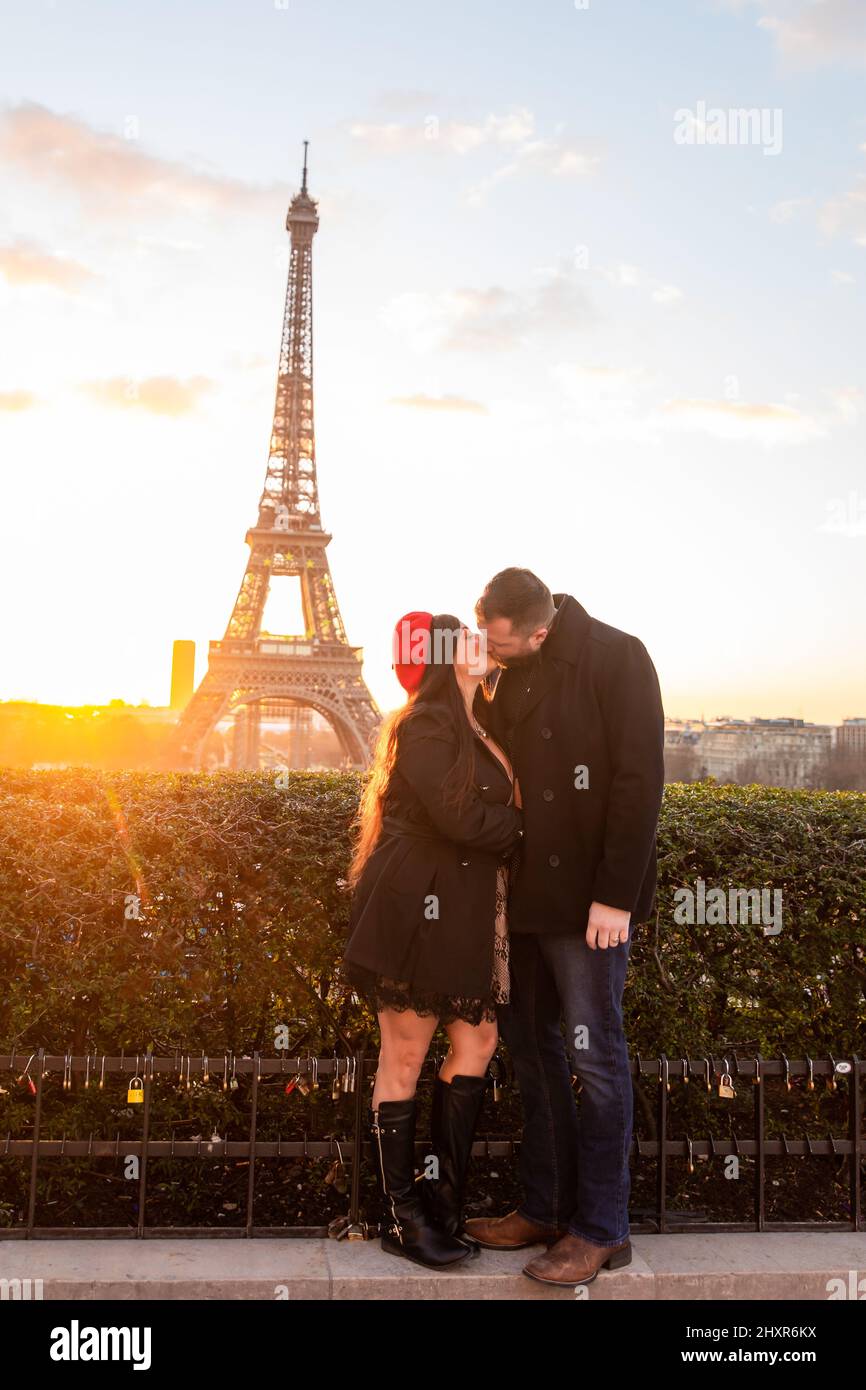 Photo verticale du couple heureux en prenant des photos avec la Tour ...