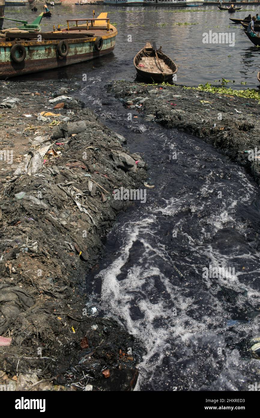 L'eau toxique des usines est en train d'être déversée dans le fleuve ...