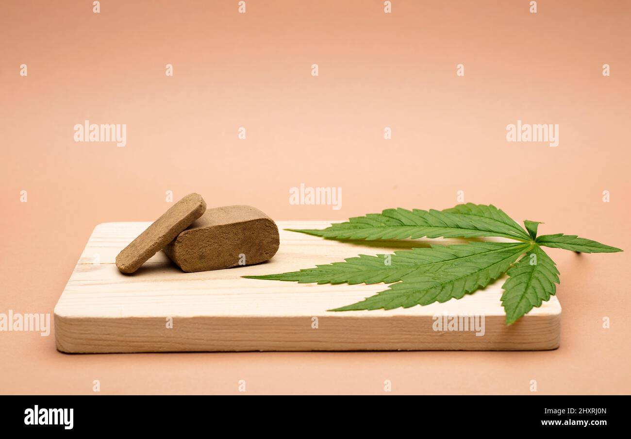 100 grammes cannabis Banque de photographies et d’images à haute ...