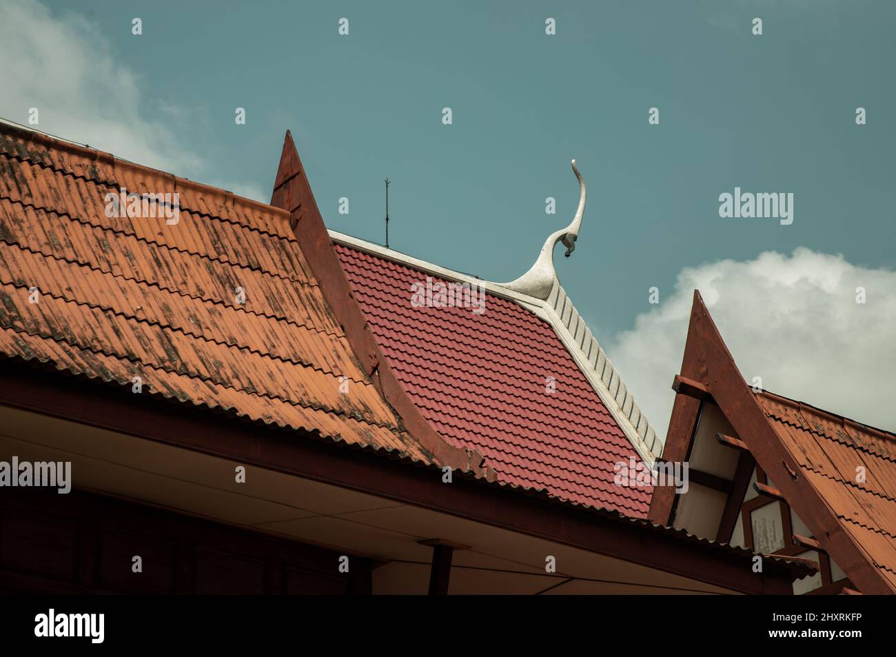 L'art et l'architecture du temple thaïlandais sur le toit traditionnel ...