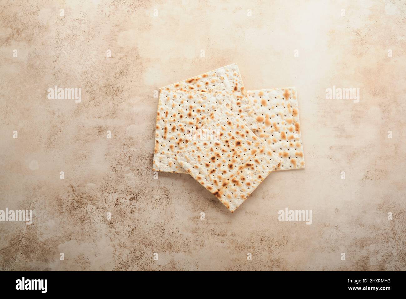 Concept de célébration de la Pâque. Matzah, casher rouge et noyer. Le ...