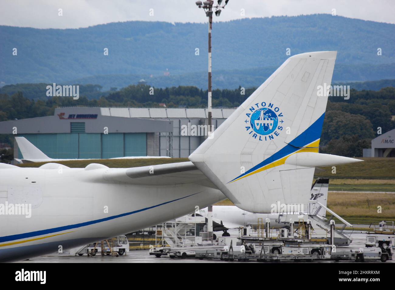 Vue sur le pont aérien stratégique Antonov AN-225 Mirya partant de l ...