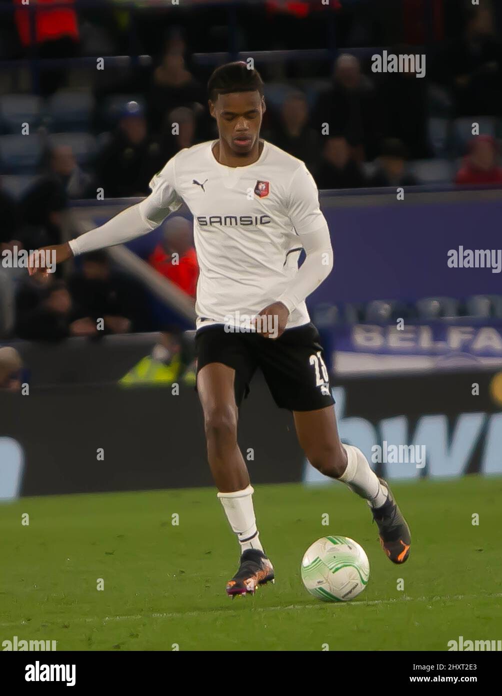 Omari réchauffé du Stade Rennais pendant l'UEFA , Round de 16, match de ...