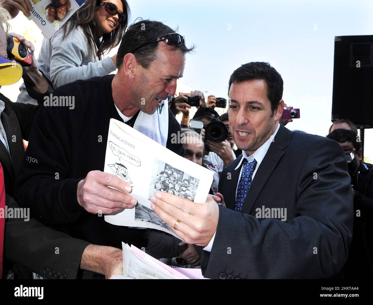 Adam Sandler et un ami du lycée qui était dans la section des fans lors ...