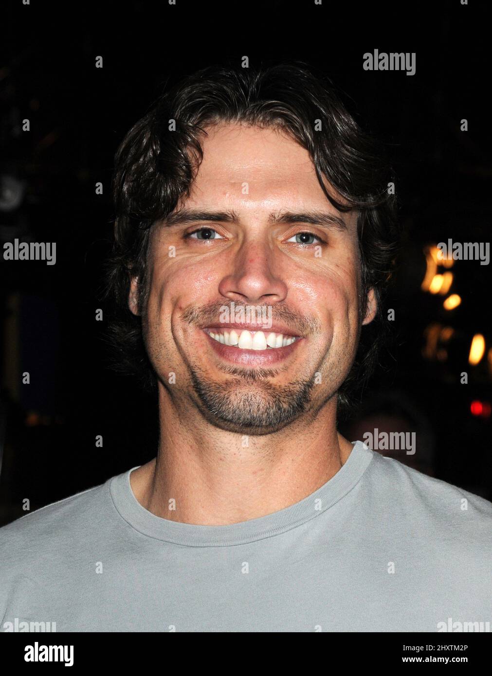 Joshua Morrow lors de la cérémonie de découpe du gâteau d'anniversaire ...
