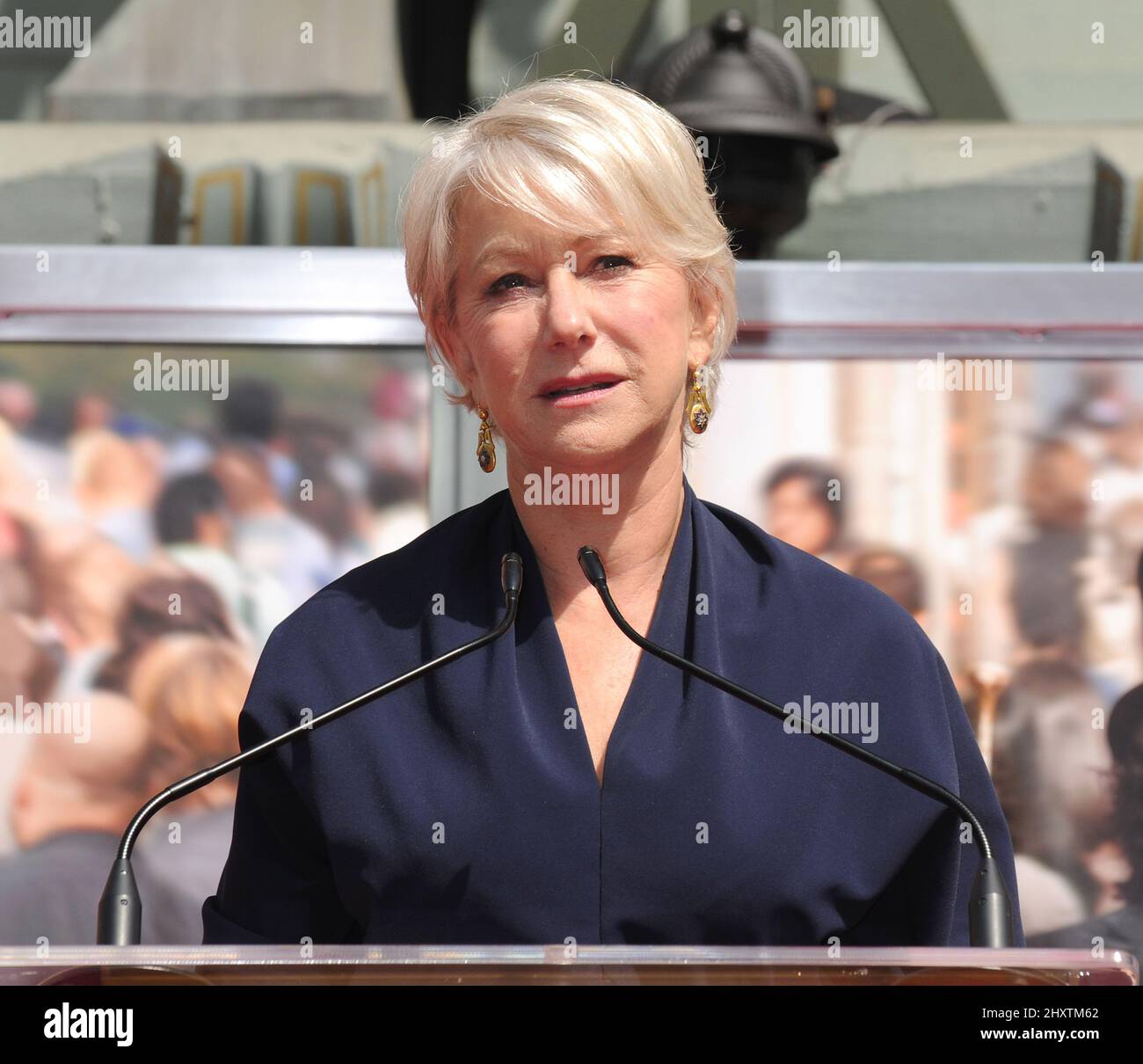 Helen Mirren assiste à la cérémonie de main et d'empreinte qui s'est ...