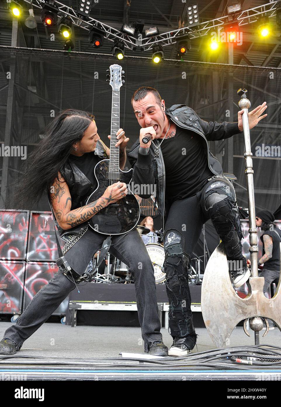 Le chanteur Rich Luzzi et le guitariste Rikki Lixx du groupe Rev ...