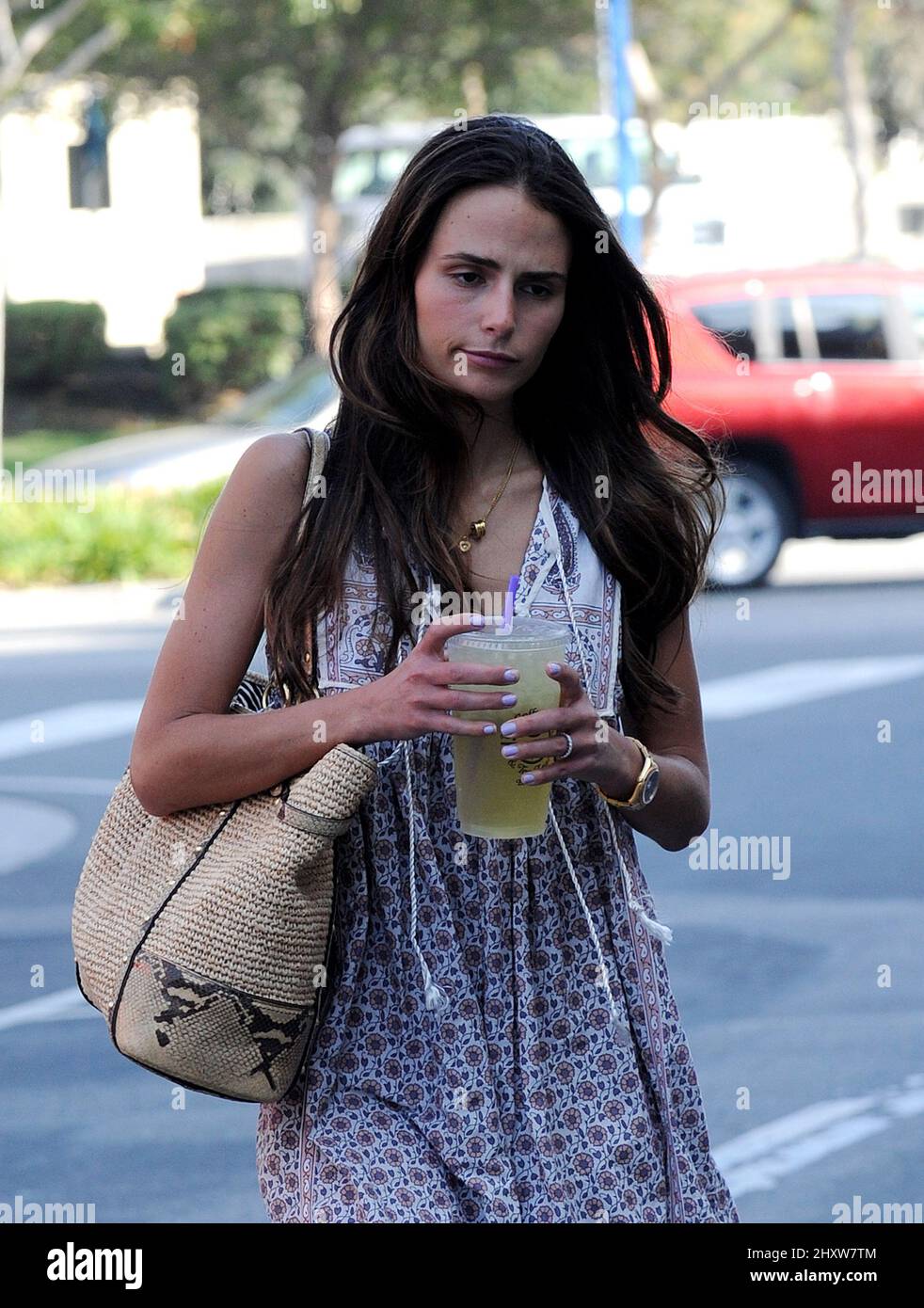 Jordana brewster prend un verre Banque de photographies et d’images à ...