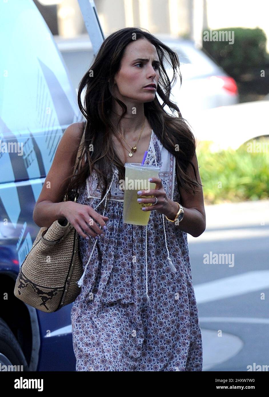 Jordana brewster prend un verre Banque de photographies et d’images à ...