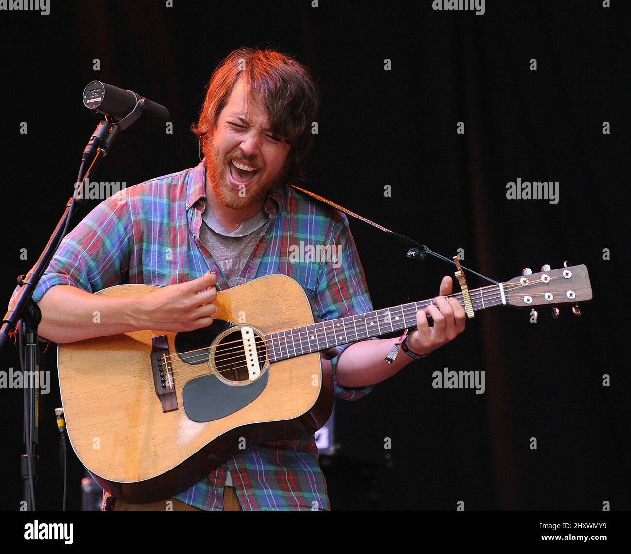 Robin Pecknold, de Fleet foxes, se produit en direct sur scène au ...