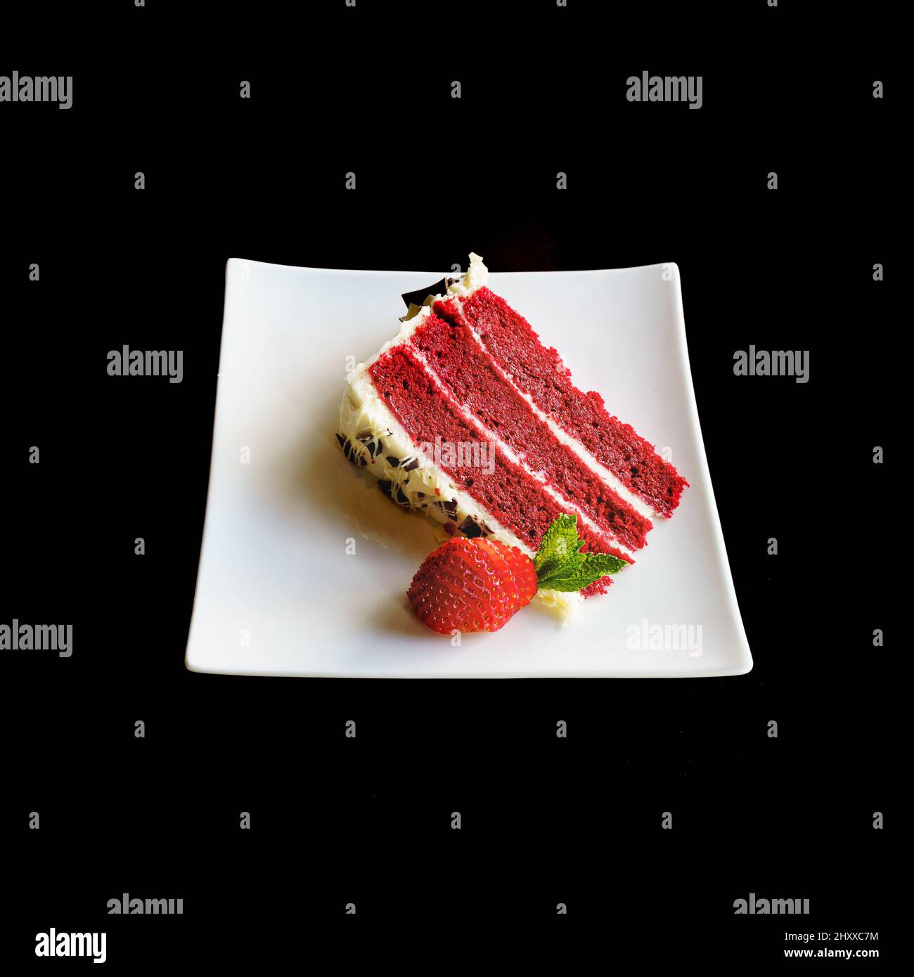 Photo en grand angle d'un morceau de gâteau en velours rouge sur une ...