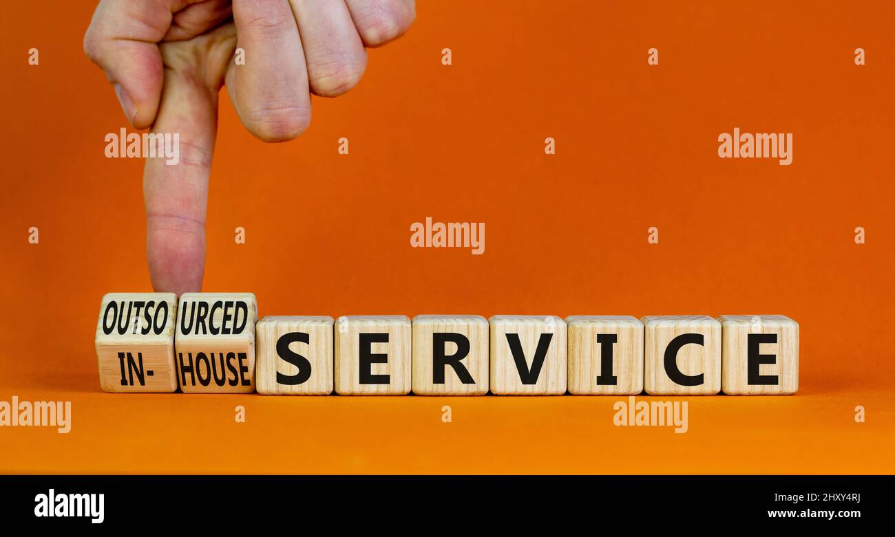 Symbole de service interne ou externalisé. Homme d'affaires transforme ...