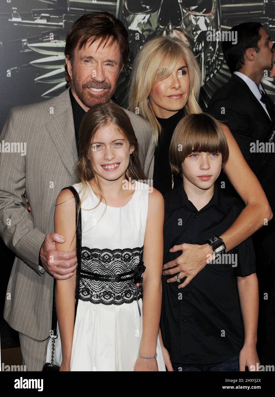 Chuck Norris et sa famille assistent à la première « The Expendables 2 ...