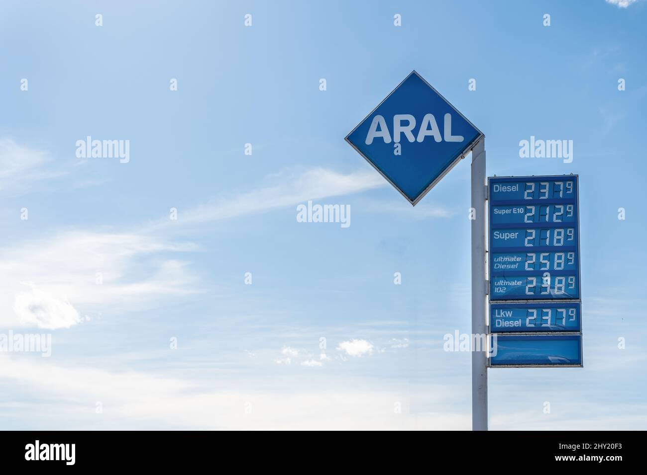 Aral petrol station price board Banque de photographies et d’images à ...