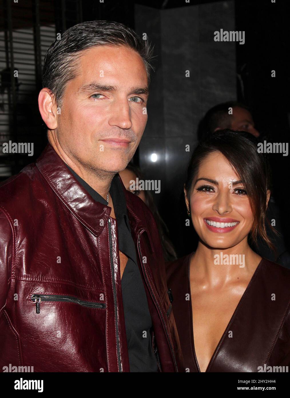 Jim caviezel and sarah shahi Banque de photographies et d’images à ...