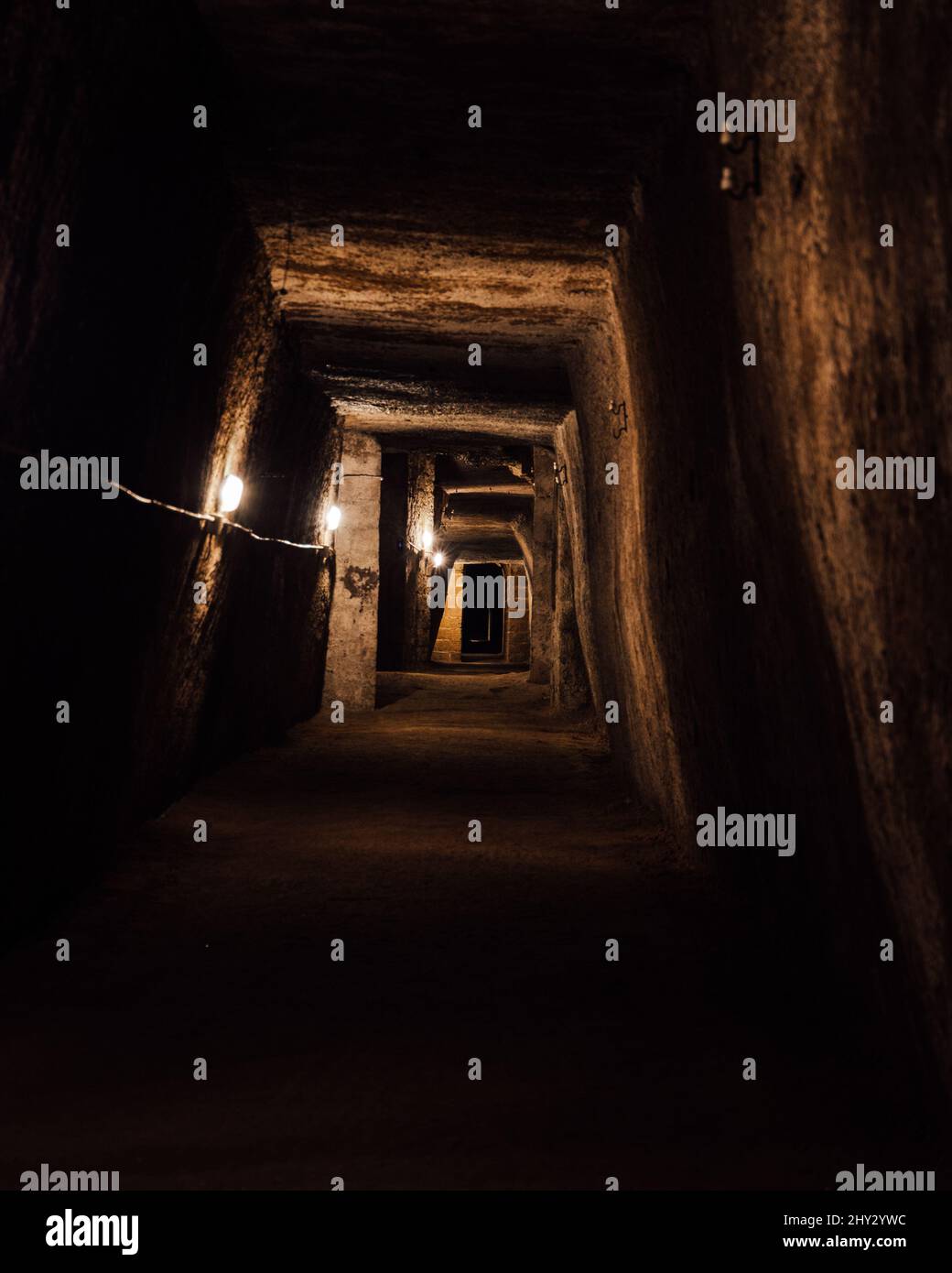 Plan vertical d'une ville souterraine ou d'un couloir de catacombe murs ...