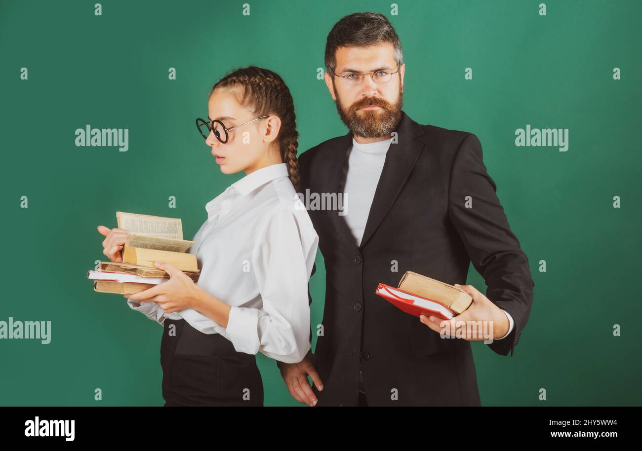 Joyeux souriant petite fille étudiante et professeur dans l'uniforme de ...