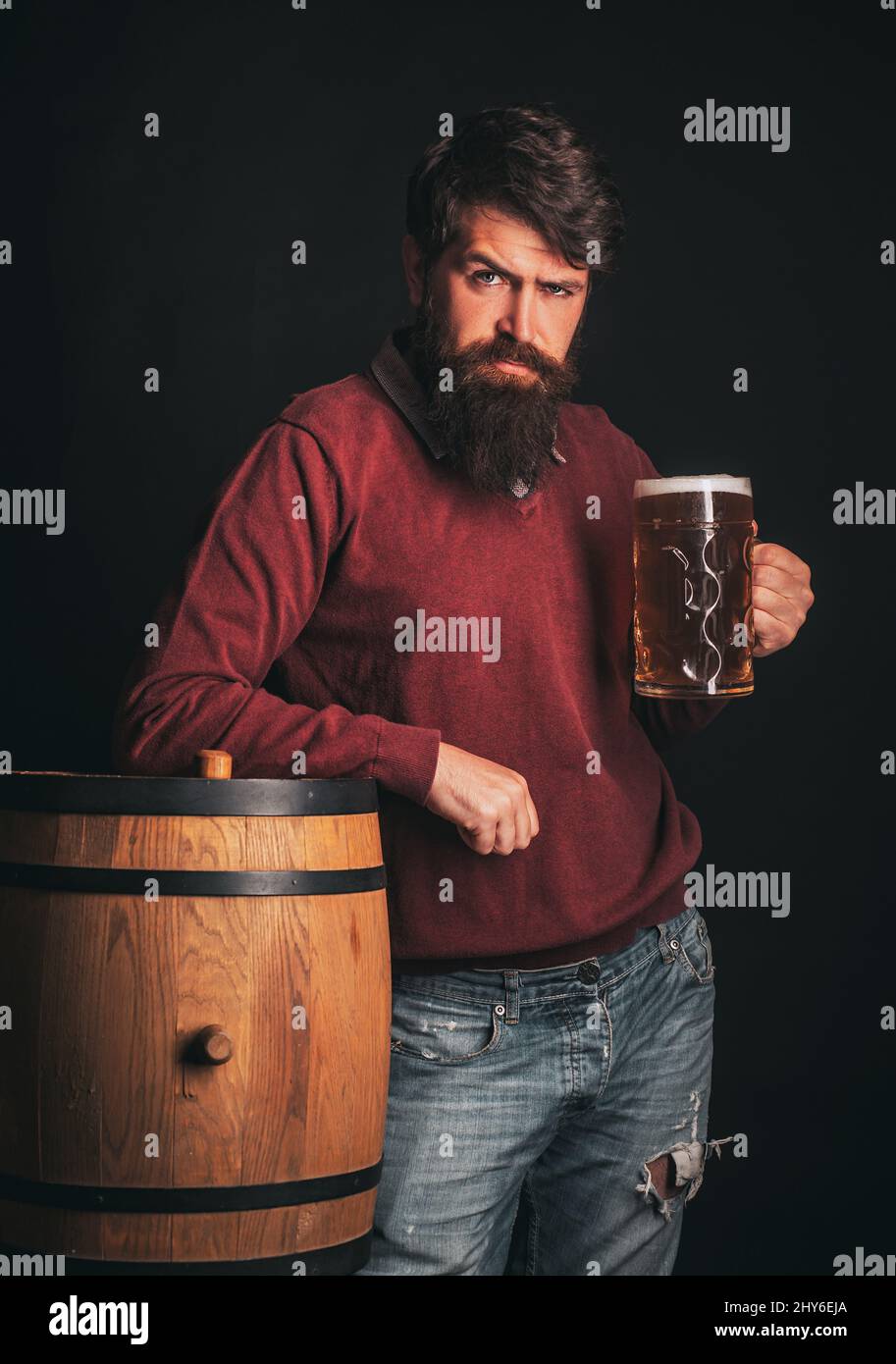Homme senior qui boit de la bière avec un visage surprise. Brasseur. Un ...