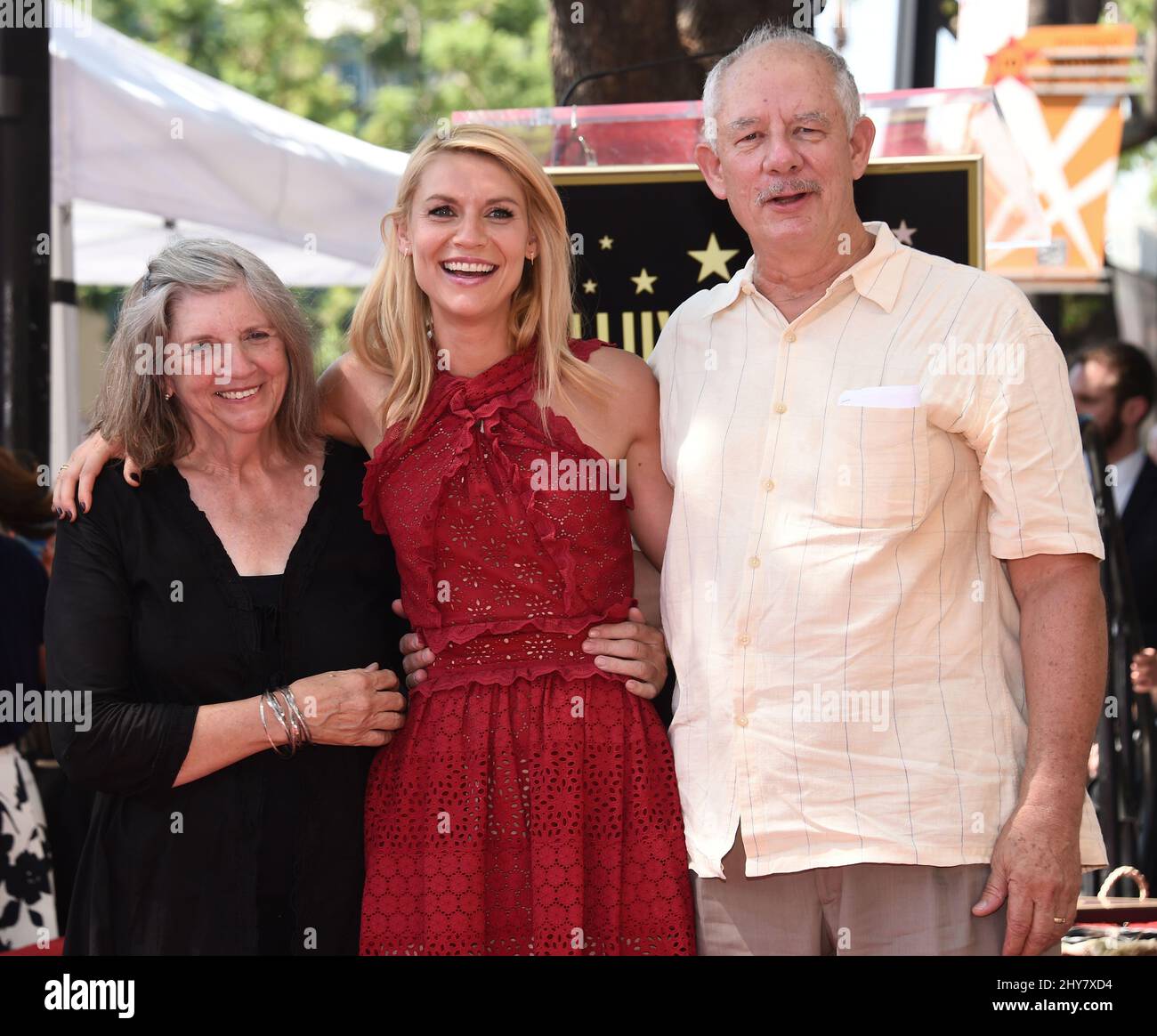 Claire Danes (au centre) avec Carla Danes et Christopher Danes comme ...