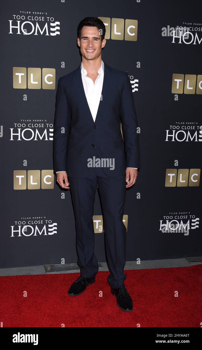 Nick Ballard assiste au premier examen de la série originale avec ...