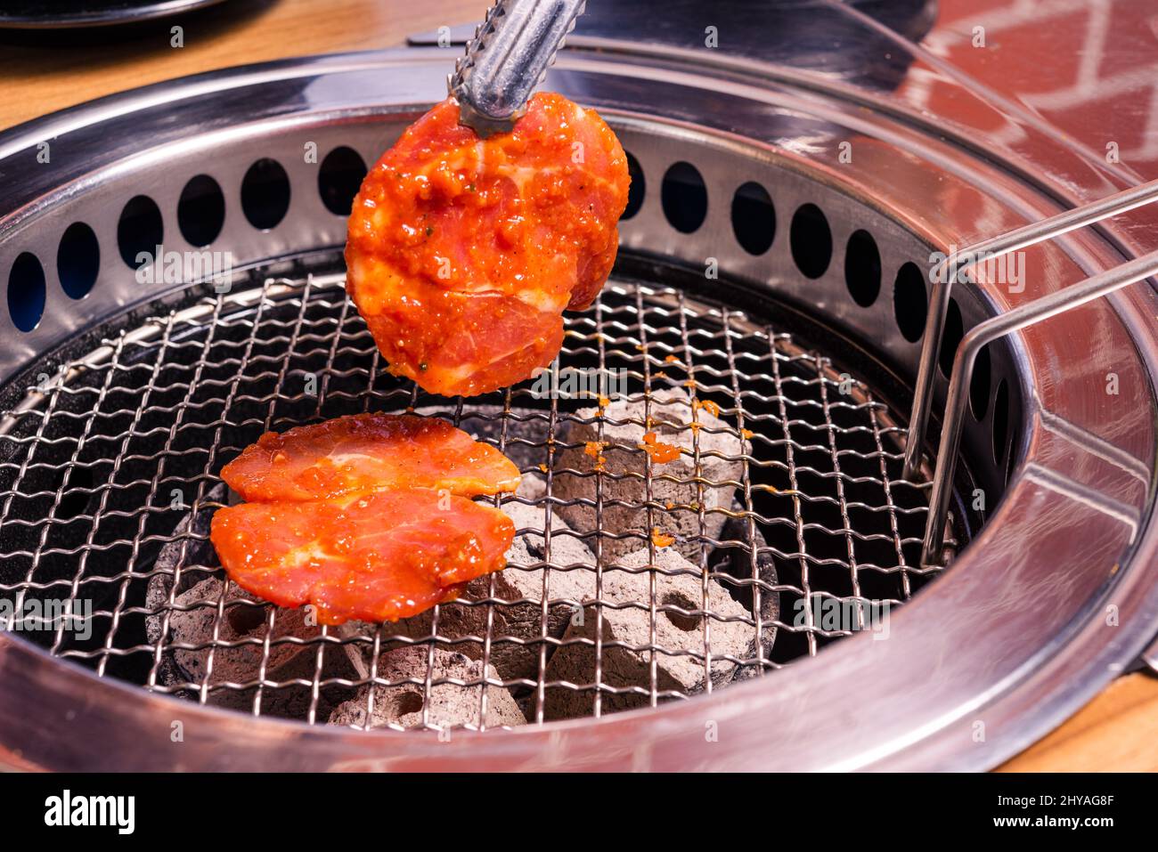 Barbecue au bœuf coréen sur des plats chauds. Viande de porc barbecue ...