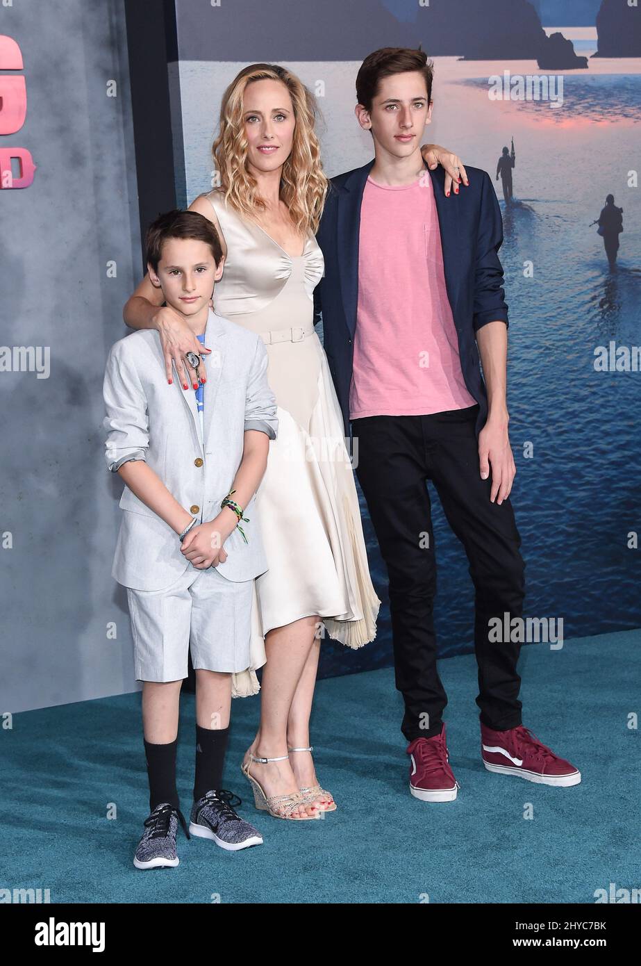 Kim Raver, Luke Boyer et Leo Boyer assistent à Warner bros. Images et ...