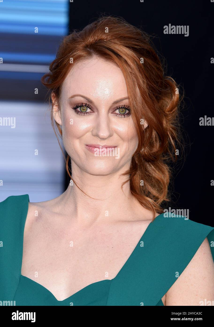 Fiona Vroom assistant à la première mondiale des « saban's Power ...