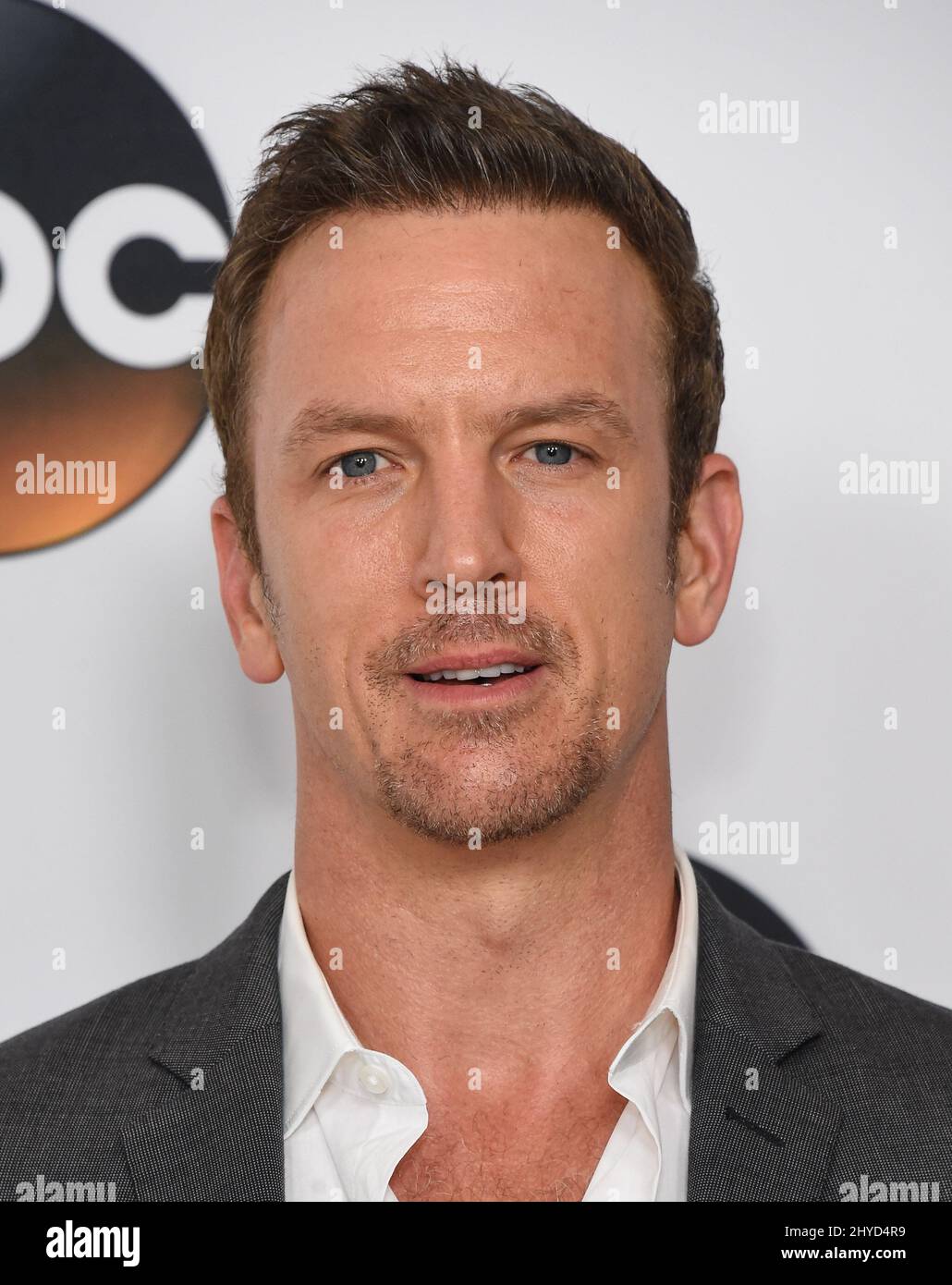 Josh Randall arrive pour la tournée de presse d'été Disney ABC TCA qui ...