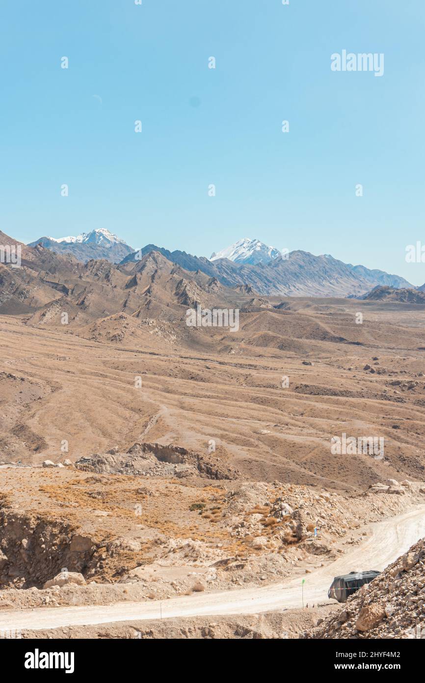 Plan vertical d'un désert brun et de falaises rocheuses dans la zone ...
