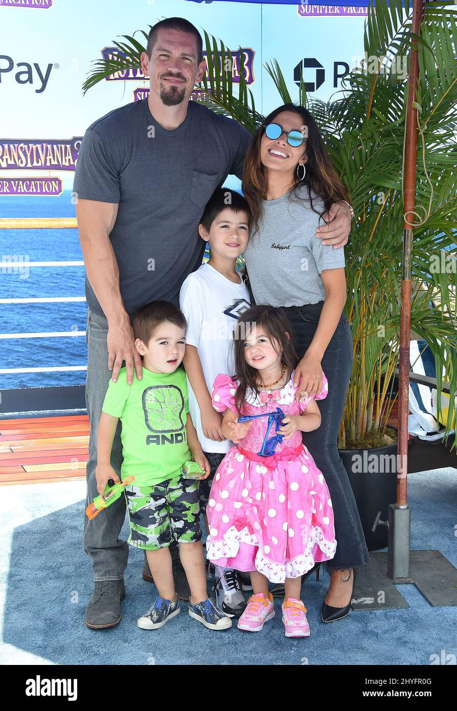Steve Howey, Sarah Shahi, William Wolf Howey, Violet Howey et KNOX ...