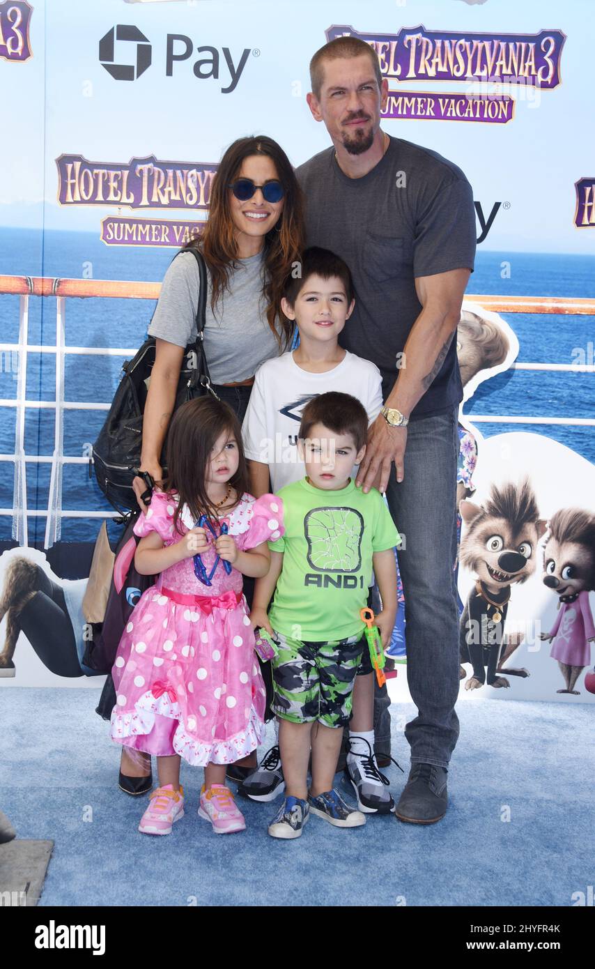 Sarah Shahi, Steve Howey, Violet Howey, William Howey et KNOX Howey ...