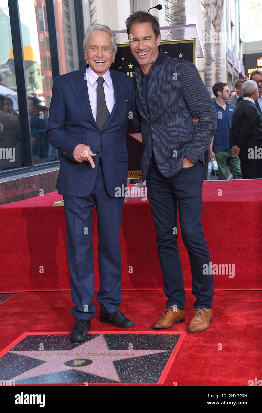 Michael Douglas et Eric McCormack à la cérémonie du Walk of Fame en ...