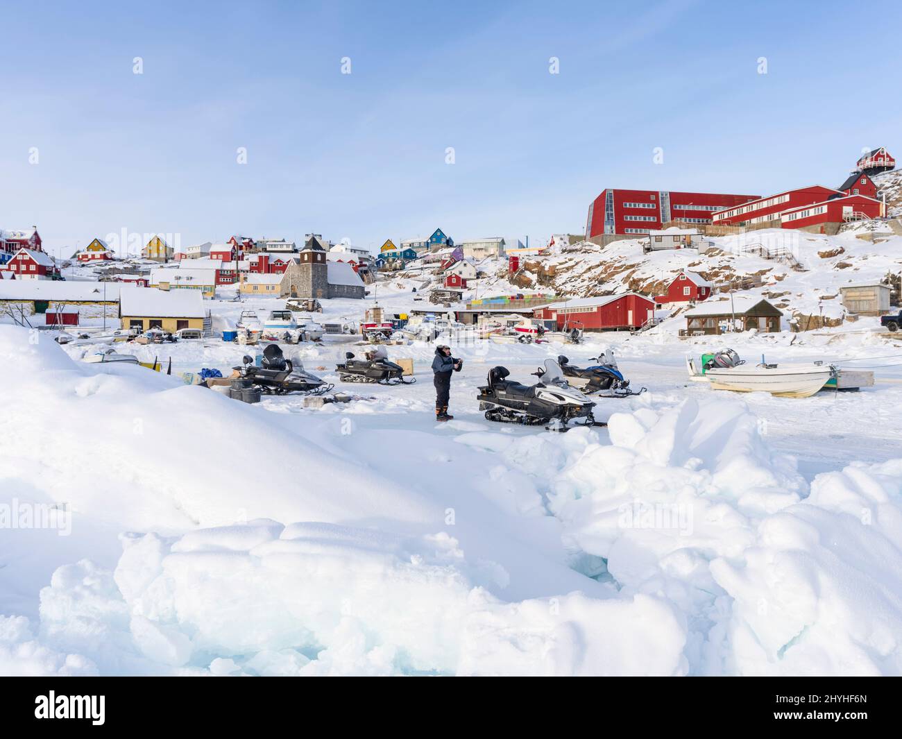 Inuit on his snowmobile Banque de photographies et d’images à haute ...