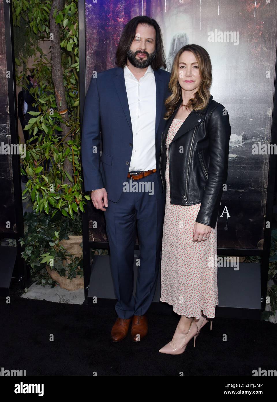 Gary Dauberman et Sara Dauberman à la première 'la malédiction de la ...