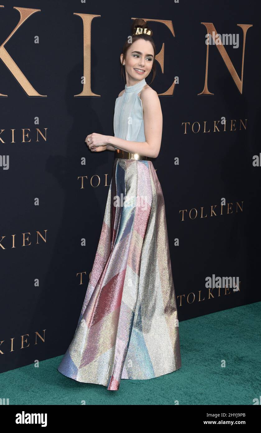 Lily Collins assiste à la première de Tolkien Los Angeles qui s'est ...
