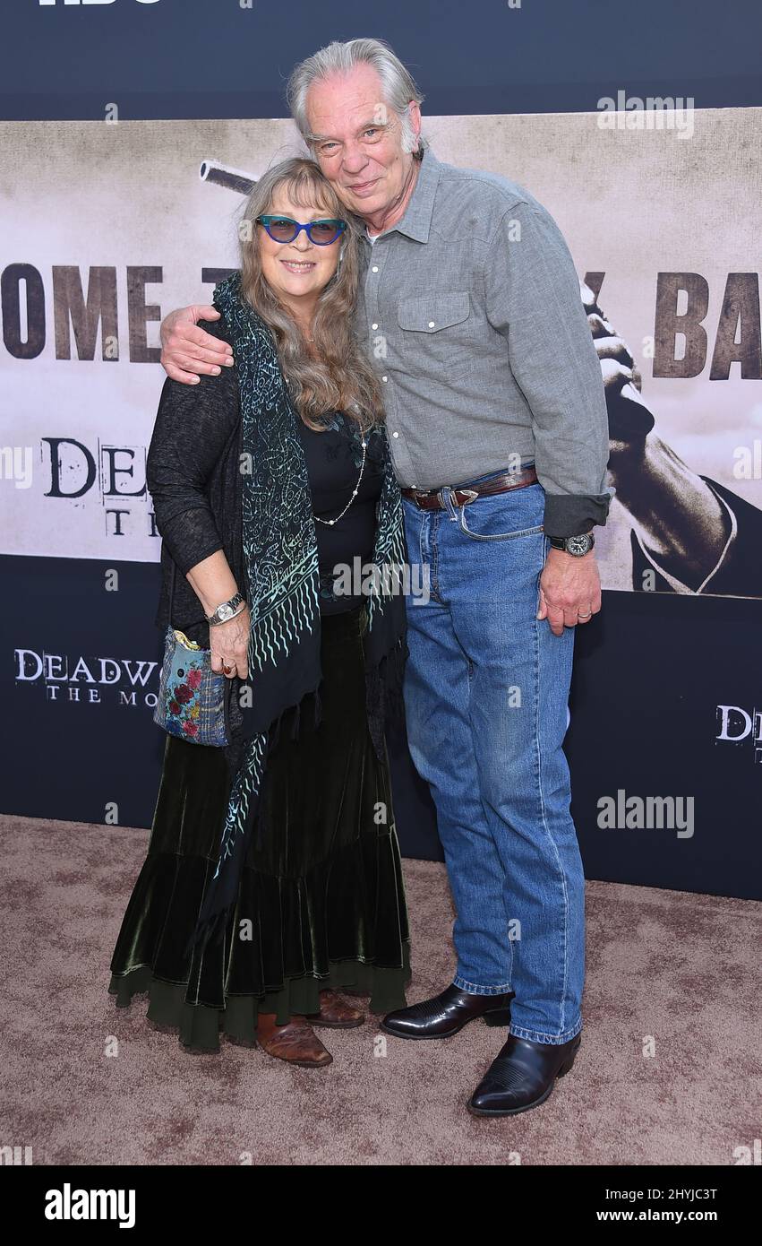 Leon Rippy et Carol Rippy à la première de « Deadwood » de HBO films à ...