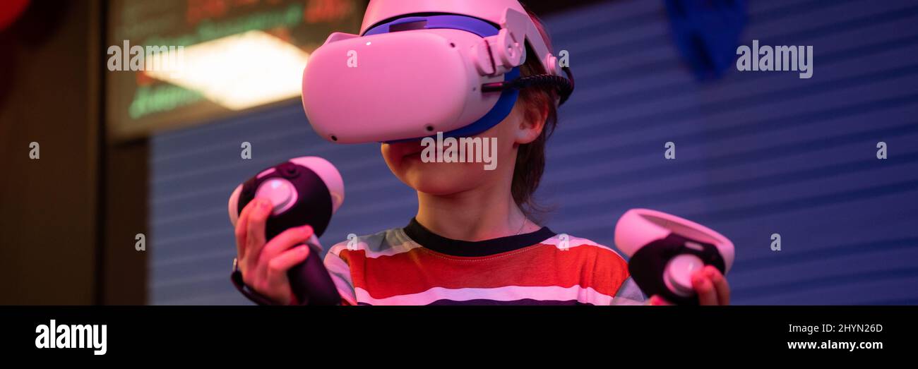 jeu vr et réalité virtuelle. gamer de garçon de six ans amusant jouant ...
