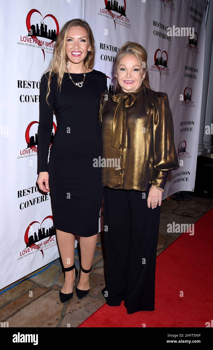 Charlene Tilton et Cherish Lee arrivent au Gala annuel Love from Music City 5th qui s'est tenu ...