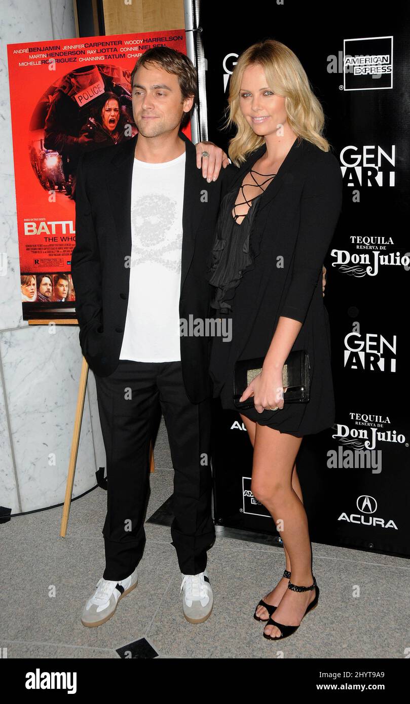 Stuart Townsend et Charlize Theron assistant à la bataille de Seattle ...