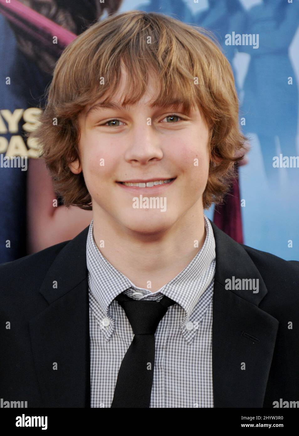 Logan Miller à la première mondiale « Ghosts of girlfriend Past » qui s ...