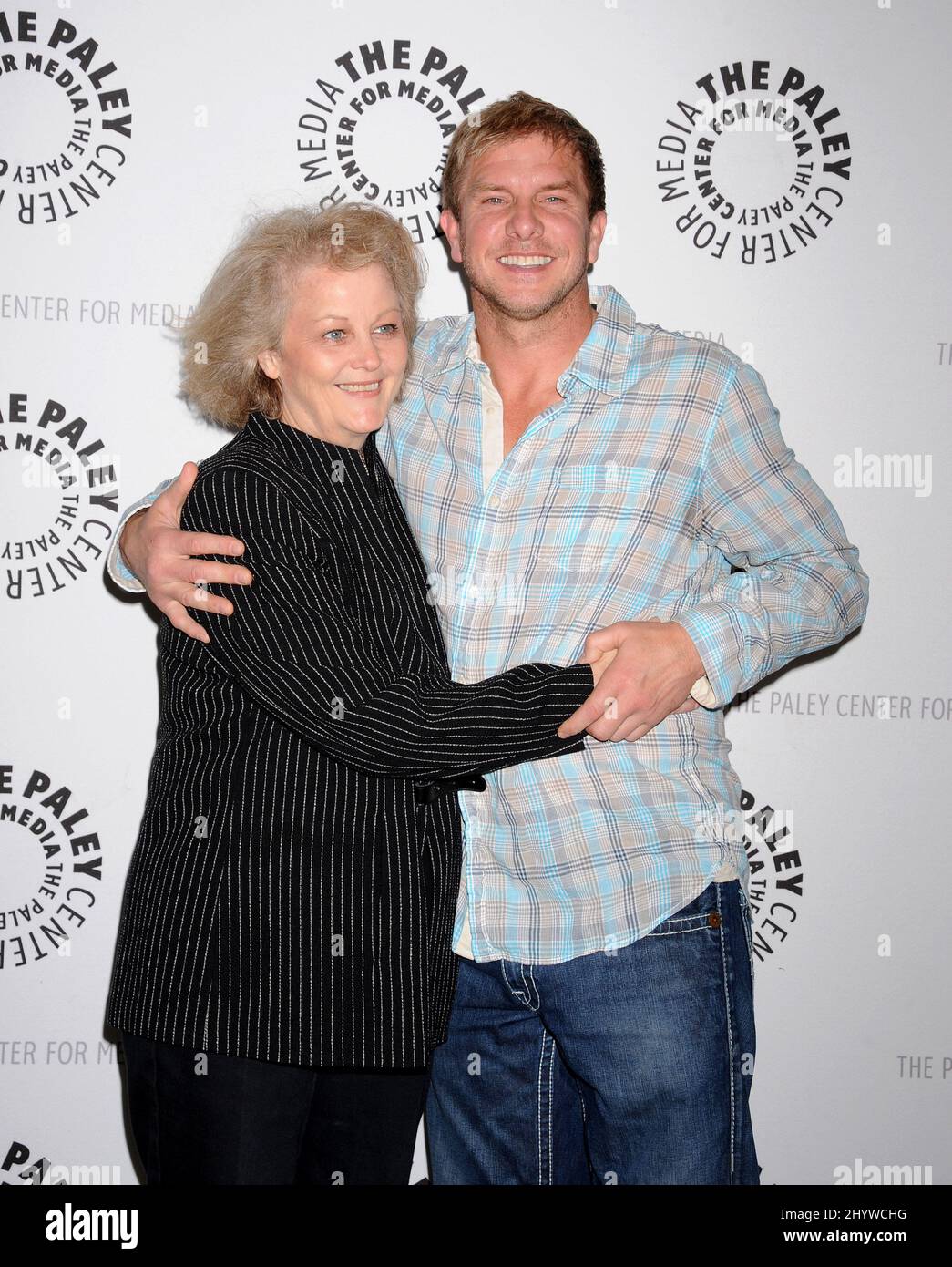 Nancy Miller et Kenny Johnson lors de la première saison 3 de « Saving ...