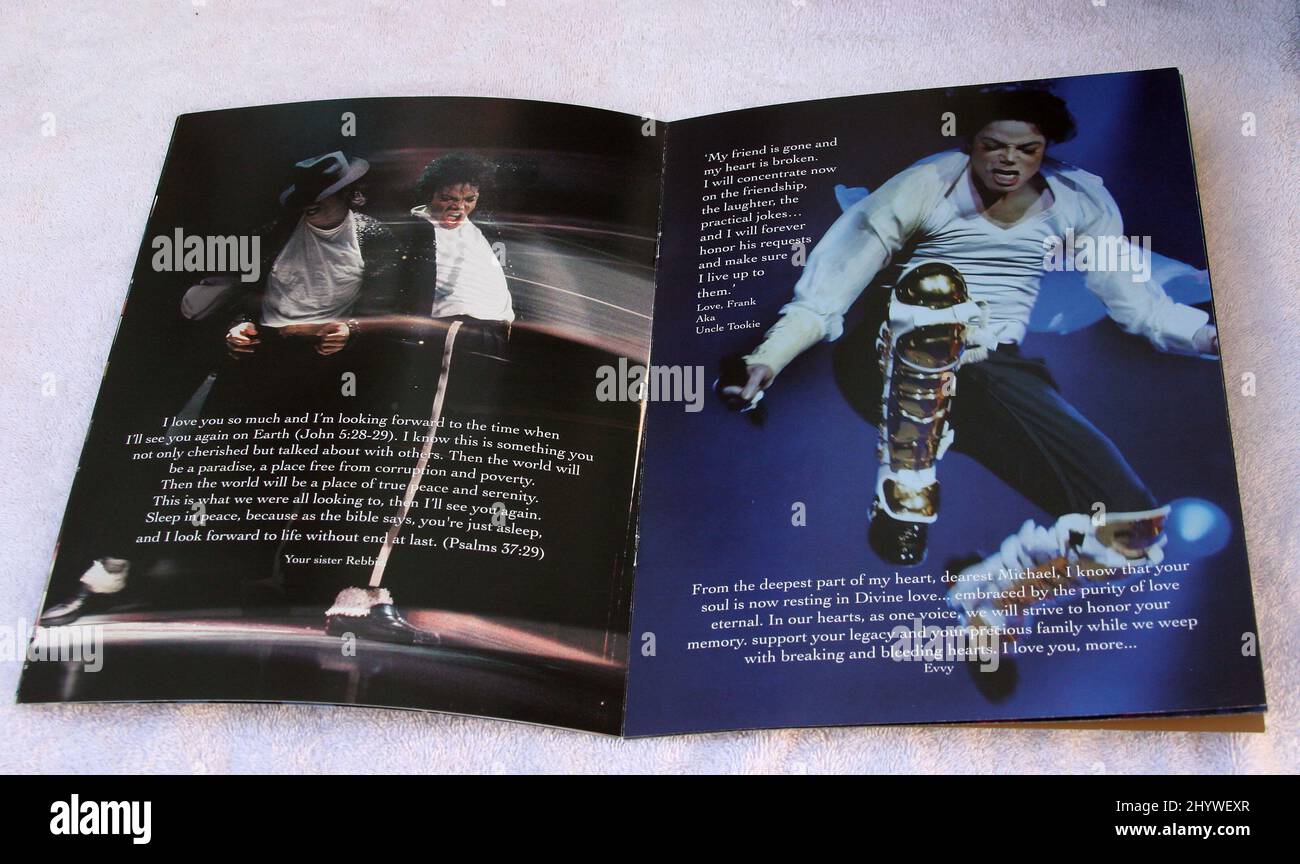La brochure du programme du mémorial Michael Jackson est vue pendant le ...