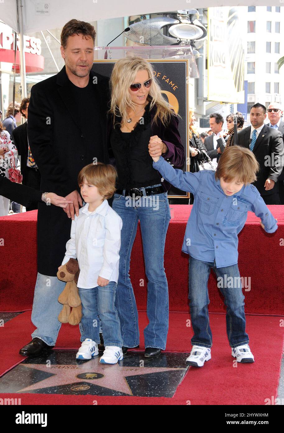 Russell crowe and danielle spencer and tennyson crowe Banque de ...