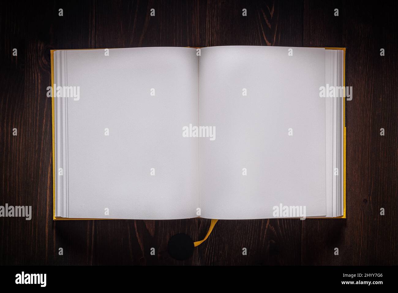 Livre ouvert vierge sur l'ancienne table en bois. Livre avec des pages ...