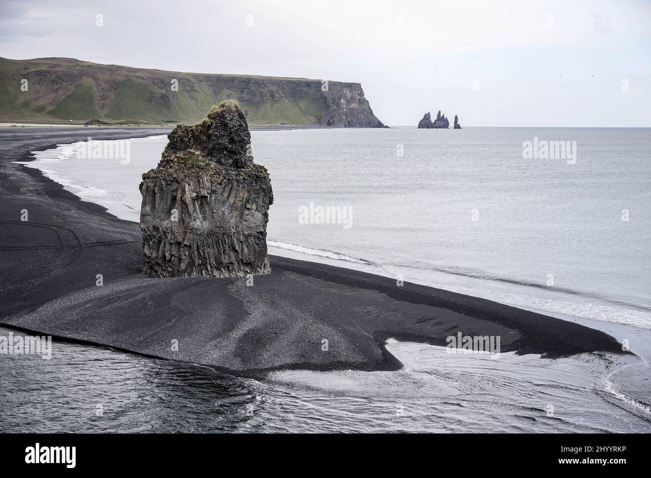 Plage de sable noir de Reynisfjara et le mont Reynisfjall, Islande ...