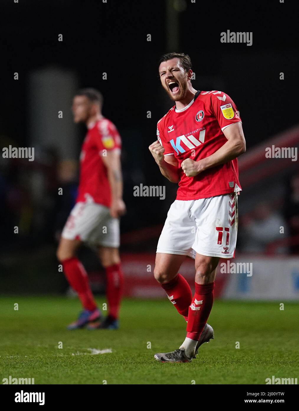 Alex Gilbey, de Charlton Athletic, célèbre après le coup de sifflet ...